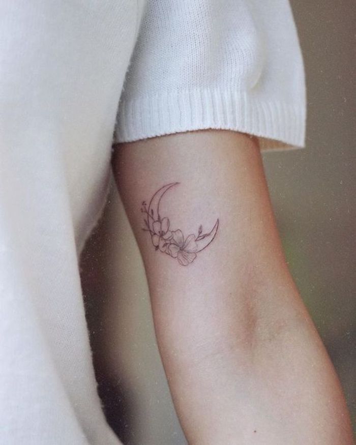 21 Tatuagens de Lua: A Arte Corporal que Traz Mistério e Encanto ...
