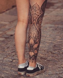 23 Tatuagens nas Pernas Femininas: Um Guia de Elegância e Sensualidade