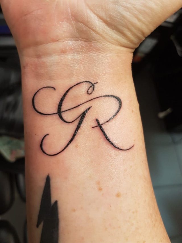 21 Tatuagens Femininas de Letras, Iniciais e Outros Simbolismos ...
