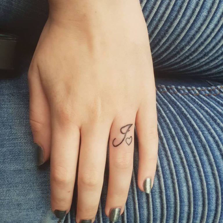 21 Tatuagens Femininas de Letras, Iniciais e Outros Simbolismos ...