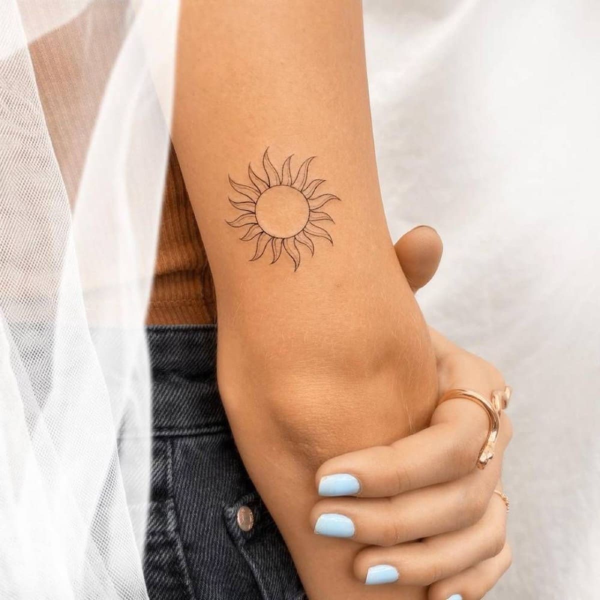 Tatuagens Femininas de Sol: Simbolismo e Inspiração - 123 Tatuagens