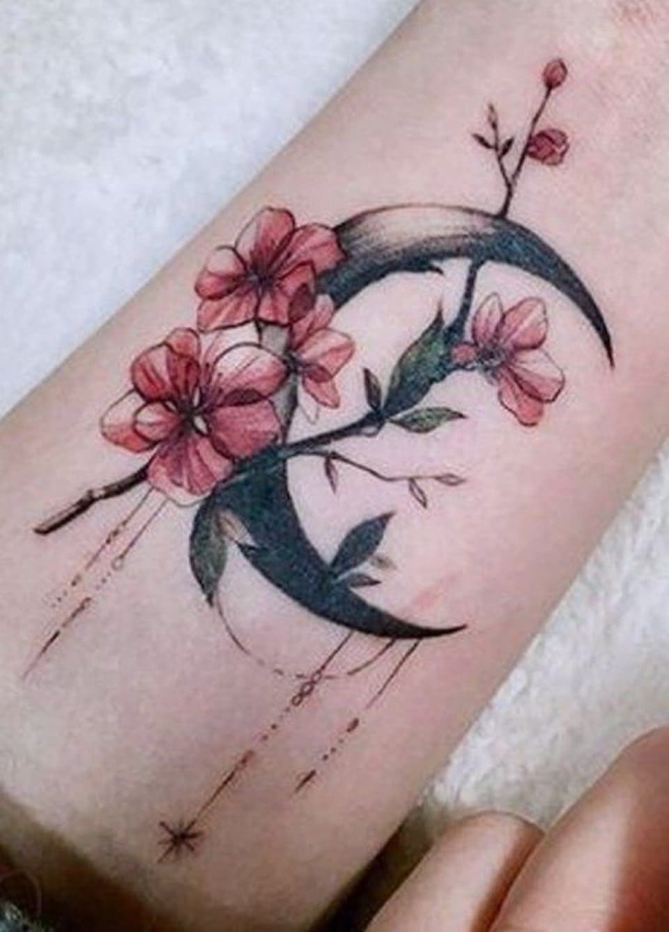 Lunar Elegância: Explorando o Charme das Tatuagens de Lua com Flores ...